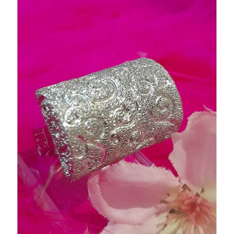 Sortija de la firma Nuovegioie en plata pulida y diamantada con ...